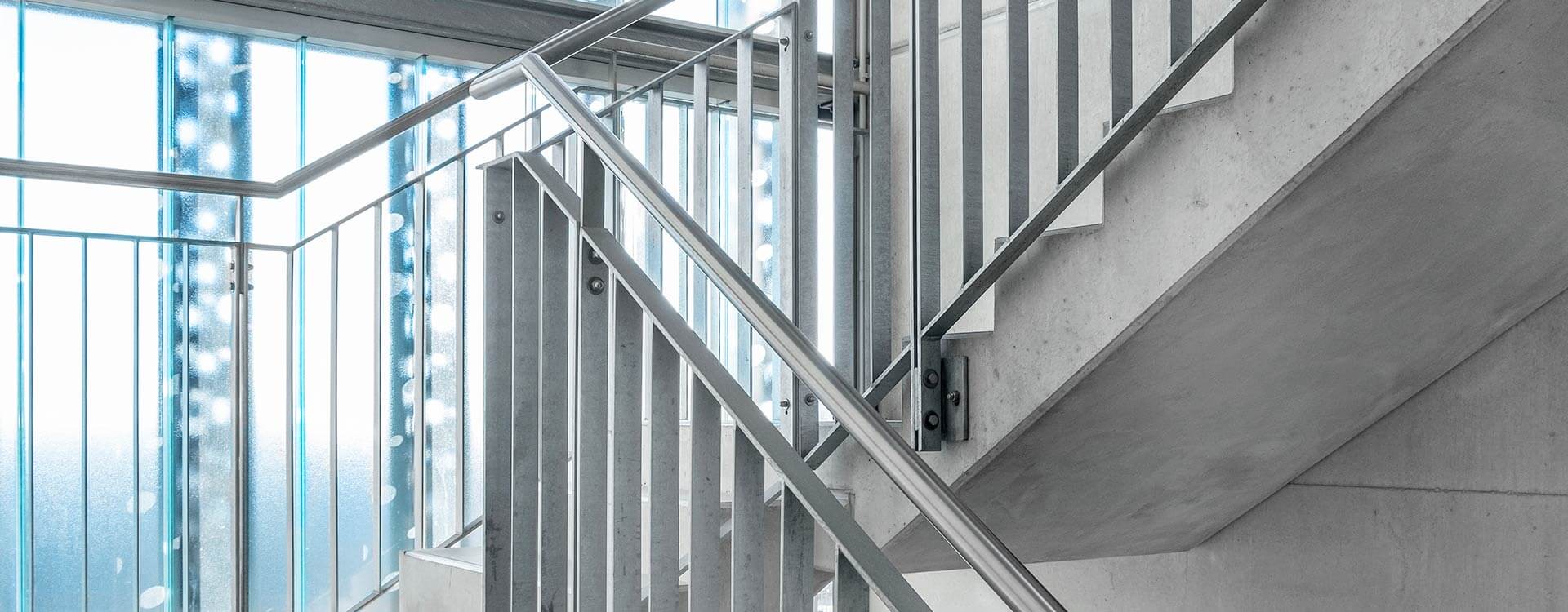 Prüfung und Wartung wie Attika, Brüstungen, Geländer | KFK Torservice ...